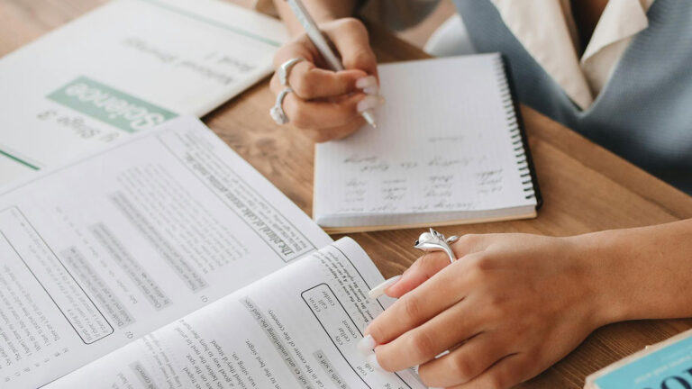 Aprenda a parafrasear pesquisas com exemplos e evite o plágio