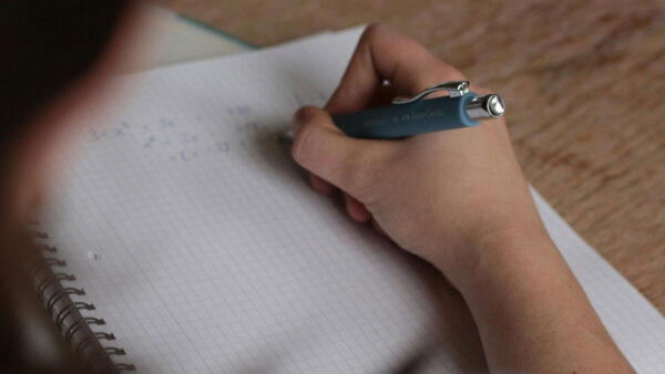 Aprenda a parafrasear pesquisas com exemplos e evite o plágio